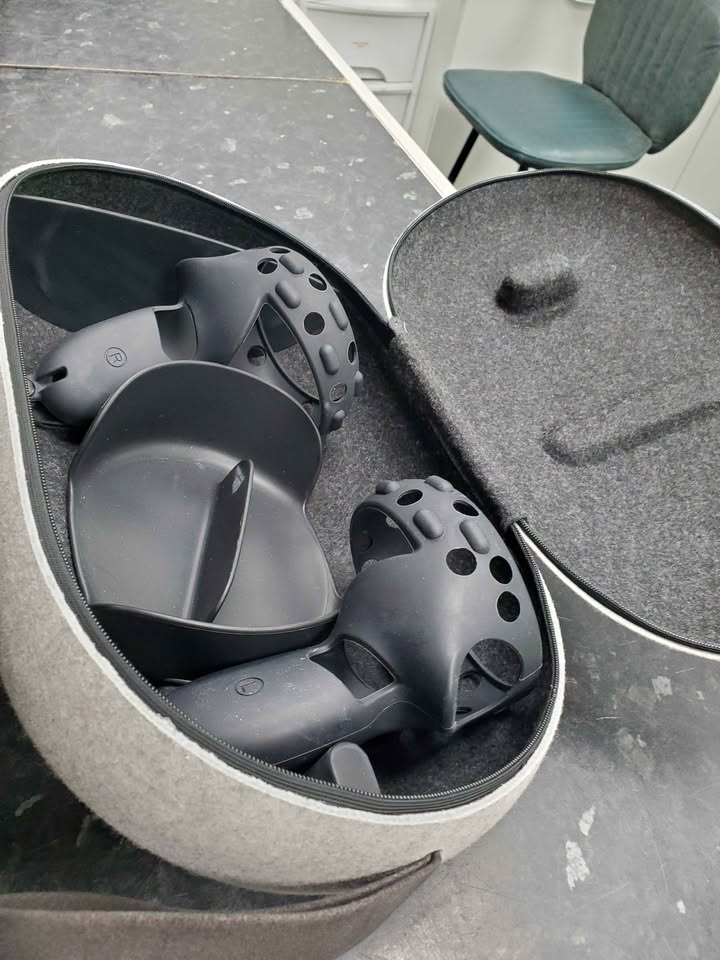 Pre-owned Official Oculus Quest Carry Case & Controller Covers - Own4Less